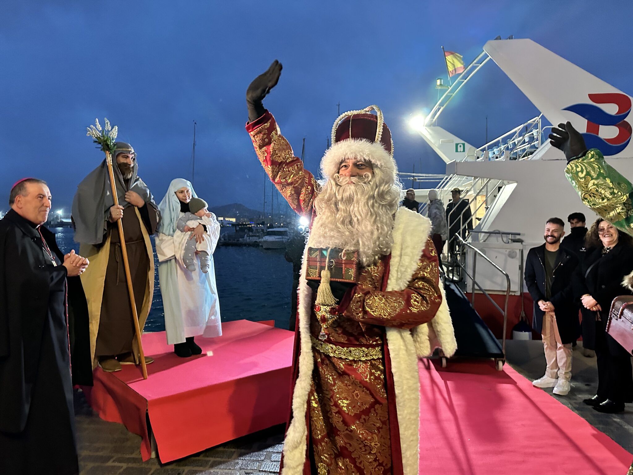 Los Reyes Magos desafían en Ibiza a la lluvia y el frío con un ...